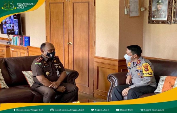 Kepala Kejaksaan Tinggi Bali, Erbagtyo Rohan, SH., MH bersama Aspidum ...