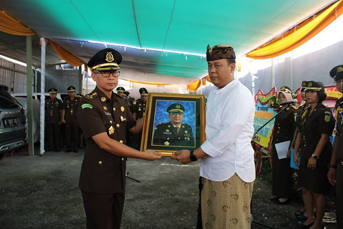 Upacara Penyerahan Jenasah Almarhum Cokorda Dian Permana, S.H. | kejati ...